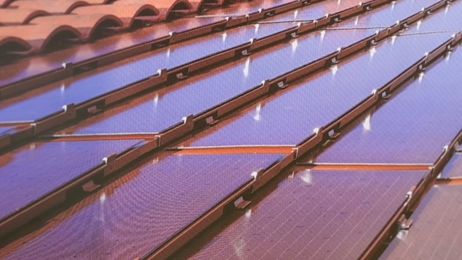 Test de tuiles photovoltaïques rouges à Courcelles-lès-Lens - Maisons ...